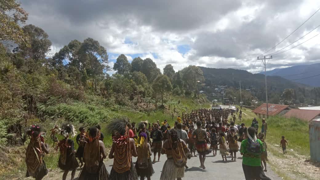 Sambut Indonesia Youth Day, Umat Katolik Kirab Salib Yesus Berbusana ...